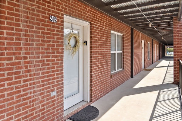 The Lofts Of Downtown (540 N 2nd St, #202) | Charming 2-bedroom In The Heart Of Clarksville, Tn - Clarksville, TN
