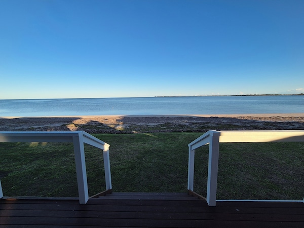 Comfortable 3 Bedroom Home, Absolute Beachfront! - Edithburgh