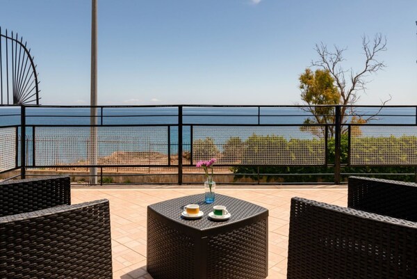 Guesthost - Seaview Apartment Near Palermo - Sicily