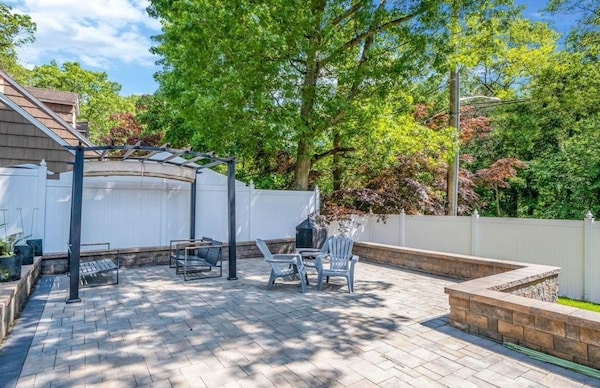 Charming 3-bedroom Modern Family Retreat! - Huntington, NY