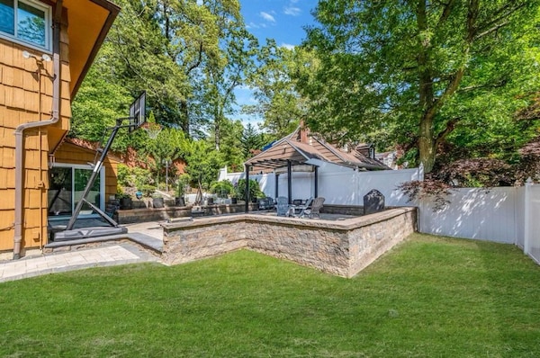 Charming 1-bedroom Artist Den With Wifi, Ac In Terrific Huntington - Oyster Bay, NY
