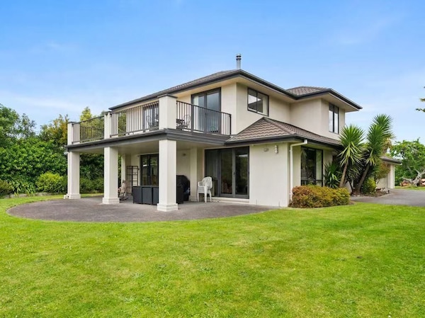 Tatai Lake Edge - 4 Bed Rotorua Lakefront - Ngongotahā