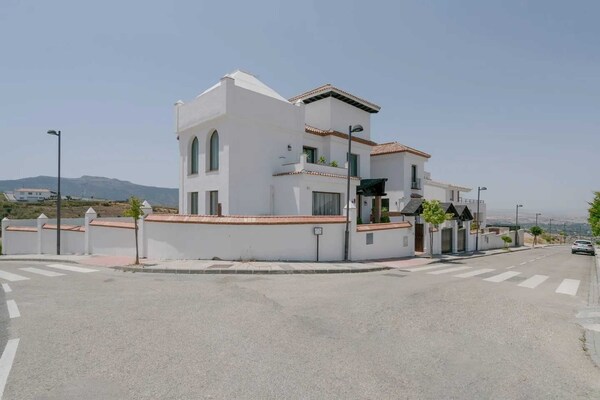 Homerez - Spacious Villa In Granada With Private Pool And Jacuzzi - Alhambra