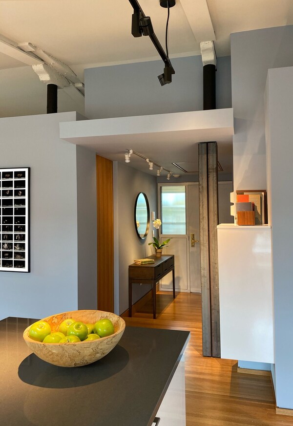Button's Modern Luxury Walkup Downtown Northampton - Southampton, MA