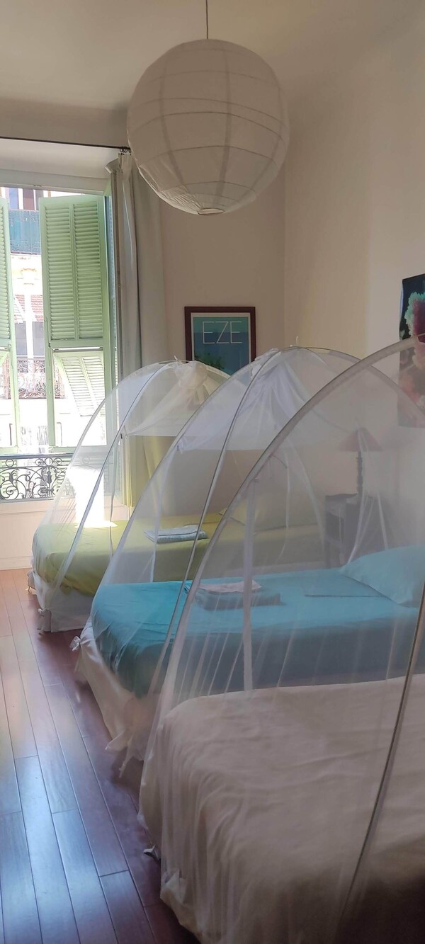 Triple Guest Room, 10 Mins From The Beach, Beautiful Buildingnice Center - Niza