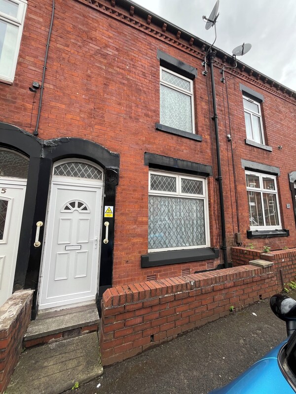 Cosy 3-bed Home In Central Oldham  Family & Work-friendly - Oldham