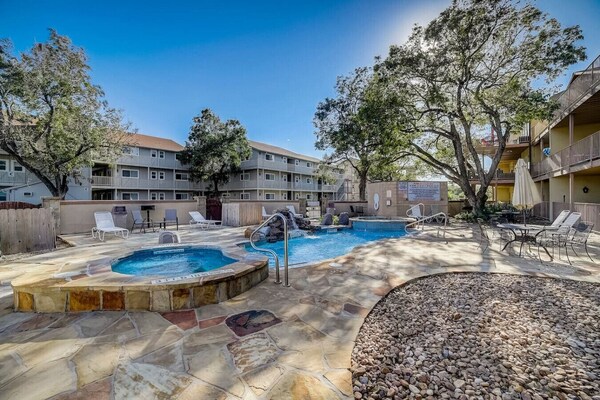 Relaxation Station On The Guad | 2b/2b | Sleeps 8 - ZDT's Amusement Park, Seguin
