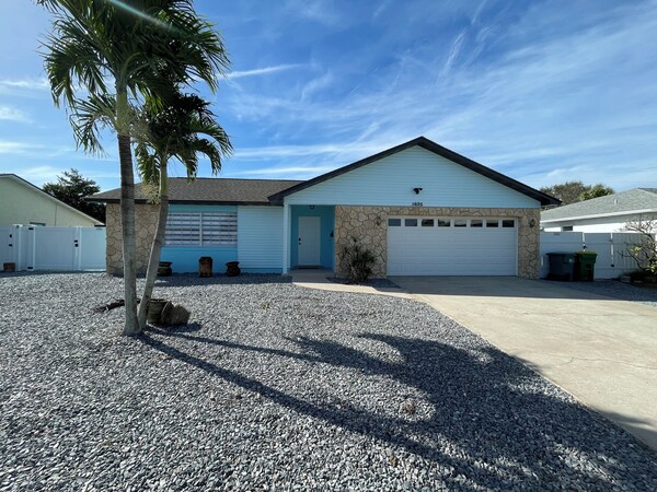 Sunshine Serenity: Island Bliss\n3bd/2ba Home Close To Cruise Port And Beaches - Cocoa, FL