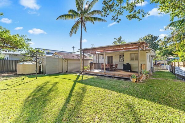 Scarness Cottage Serene Queenslander By The Sea - Hervey Bay