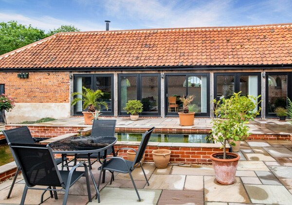 Iken Barn - Two Bedroom House, Sleeps 4 - Wroxham
