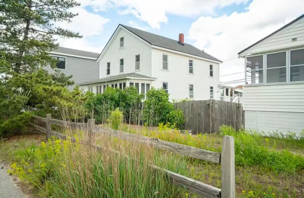 Reno'd 7-bedroom Getaway Steps From Hampton Harbor 5 Min Walk To Seabrook Beach! - Exeter, NH