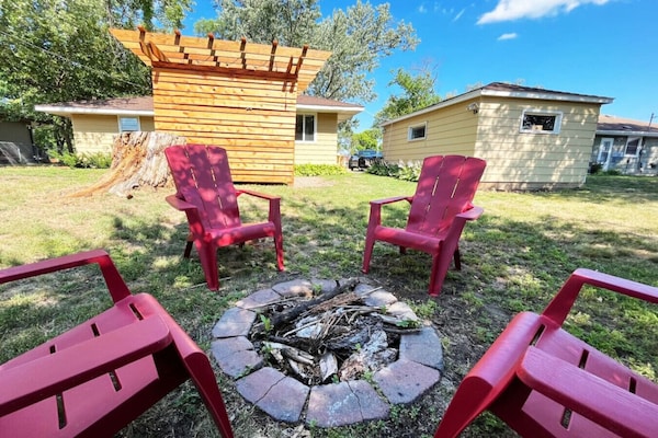 Charming Mpls Escape - Sleeps 14 - Bloomington, MN