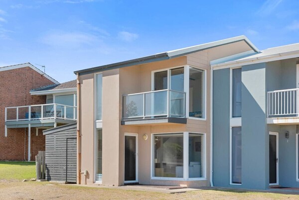 South Seas 1, Beachfront Villa , Walk Everywhere - Port Elliot