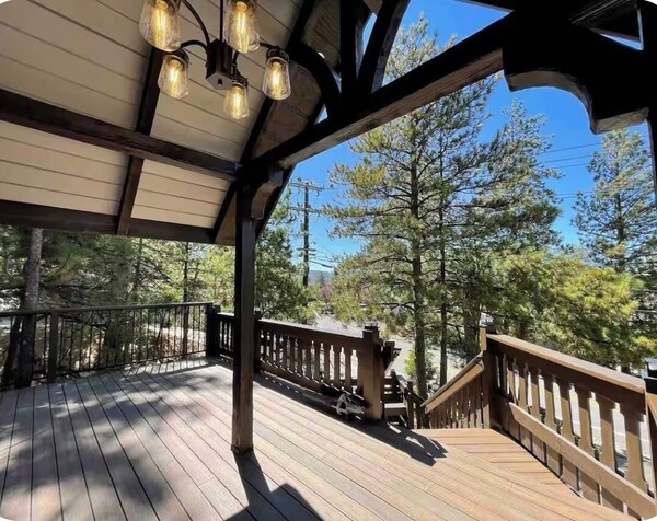 Fantastic 4-bedroom Cabin. Amazing Game Room. - Lake Arrowhead, CA