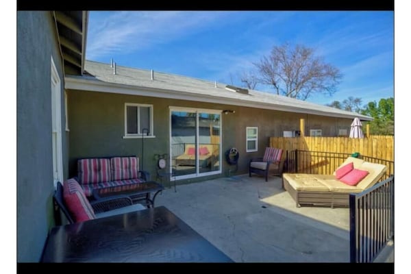 Cheerful 3-bedrooms Centrally Located In Riverside - Riverside, CA