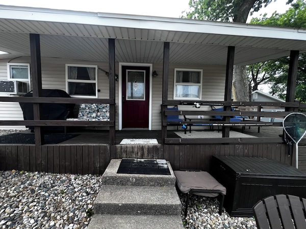 Waterfront 2br Cottage: Fire Pit, Grill & Dock -Boat Slip Available Additional - Indiana Beach, Monticello