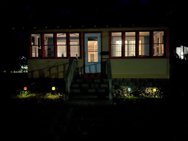Bluffton Breeze Cottage- Peaceful Escape Between Two Iconic Lakes - Muskegon, MI