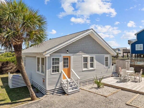 Beachside Cottage: Pet Friendly - Oak Island, NC