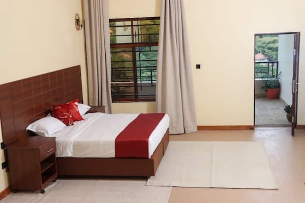Luxury Kingsuite Room With Balcony In Karen Nairobi + Halfboard -