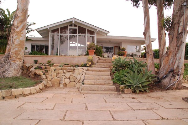 Romantic Oceanfront\n Home On The Bluff W/ Incredible 180+ Deg Ocean Views - Santa Bárbara, CA