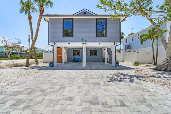 130 Tiki Tides: 2br W/ Outdoor Tiki Bar! - Fort Myers Beach, FL