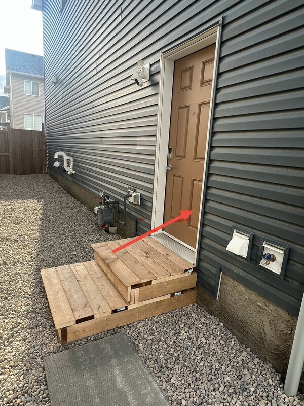 Nw Calgary Legal Suite Complete Private Entry/heat - Airdrie