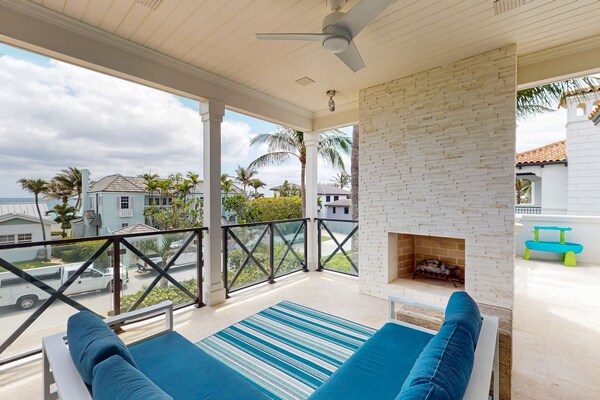 Ocean View Estate W/ In Ground Outdoor Pool, Breezy Terraces, And Covered Lanai - Boynton Beach, FL