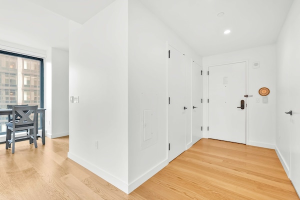 Luxury High Rise With Stunning Manhattan Views - Central Park Zoo, New York