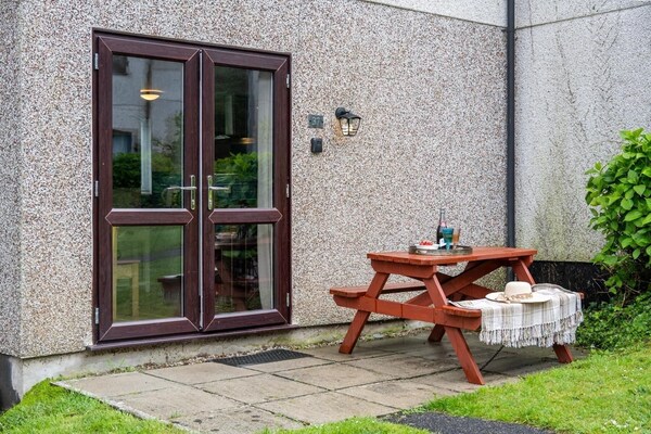 Perfect Place For Family Time With Nice Shared Swimming Pool And Playground - Praa Sands