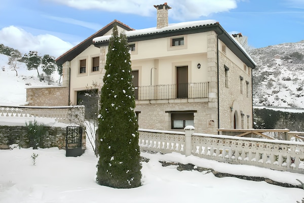 Homerez - Spacious House With Mountain Views - Medina de Pomar