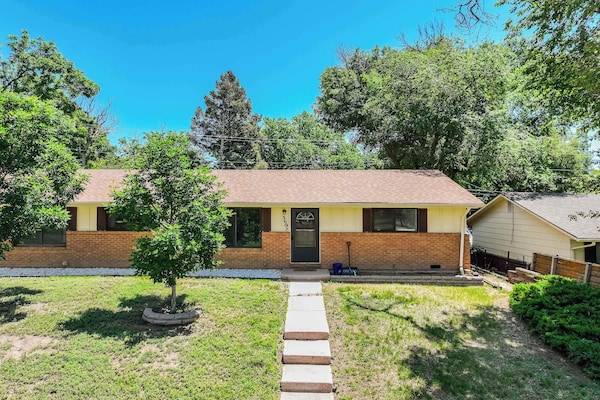 Alder Row! Private Patio W Fire Pit & Workspaces - Colorado Springs, CO