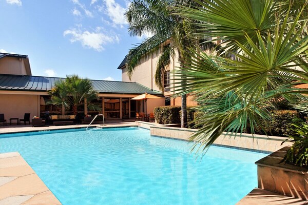 3 Family-friendly Stay Near Houston's Top Attractions - Downtown Aquarium - Houston, TX