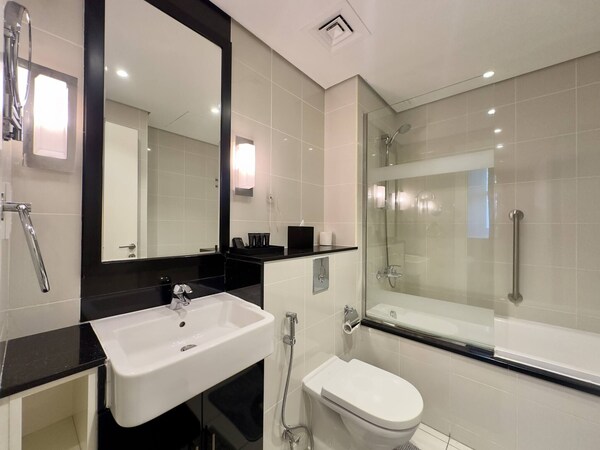 Quickstay Homes - Spacious 1br Retreat - Dubai