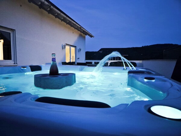 Kleeoase: Luxus Ferienwohnung | Jacuzzi | Dachterrasse | Kochinsel - Herborn