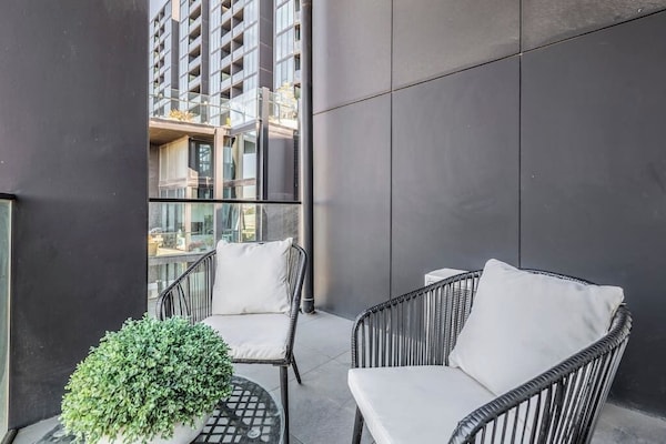 Hip Condo On Maribyrnong River ~ Cityscape Views! - Kensington