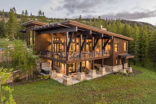 New Listing! Ski-in/ski-out Cabin With Private Hot Tub, Heated Garage, And A Fireplace On The Deck! - Big Sky, MT