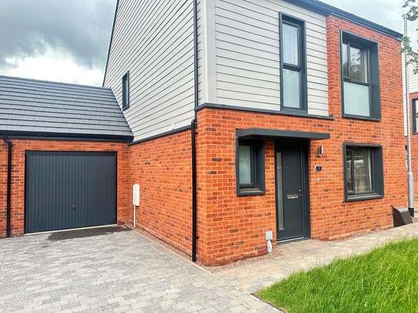 Top Of The Range Luxury 4 Bedroom House - Wolverhampton
