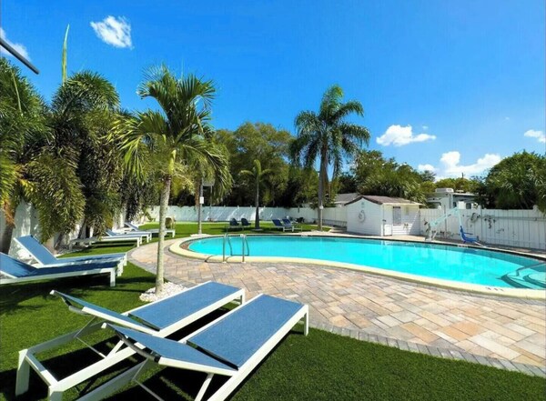 This Apartment Is A 1 Bedroom(s), 1 Bathrooms, Located In Clearwater, Fl. - Clearwater, FL