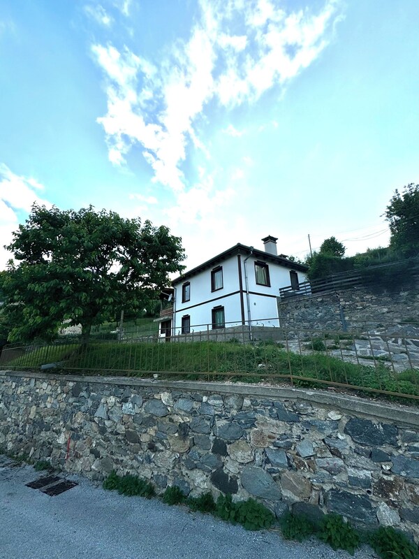 Beautiful 3-bedroom Villa In Rudozem - Madan