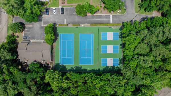 Luxury Townhouse Near Shopping & 2 Miles To Beach! Pool, Pickleball, & Tennis - Wilmington, NC