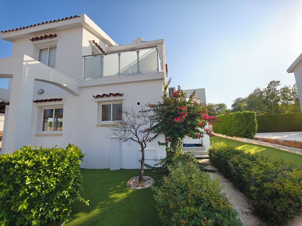 Stunning 4-bedroom Villa - Protaras