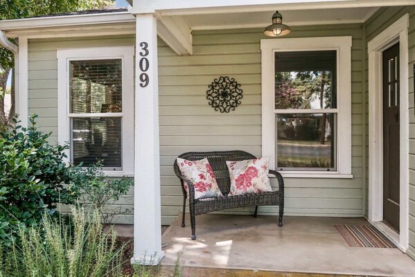Bungalow On College - Close To Main, Outdoor Oasis - Fredericksburg, TX