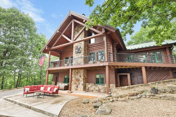 Log Cabin Luxury-hot Tub, Game Garage, Indoor Pickleball - Kimberling City, MO