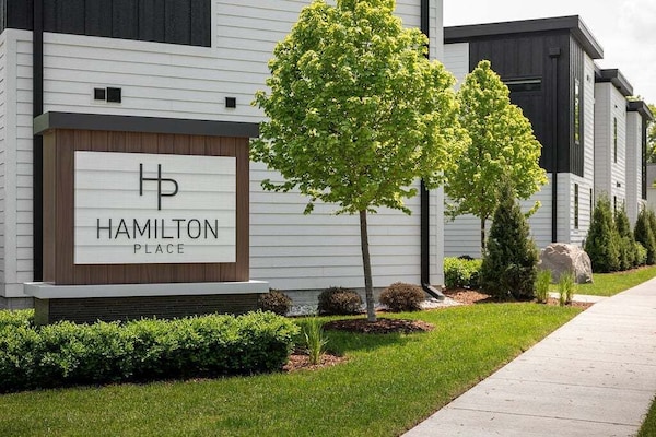 Hamilton Place - 305 (3 Units) Sleeps 12 - トラバーズ・シティ, MI