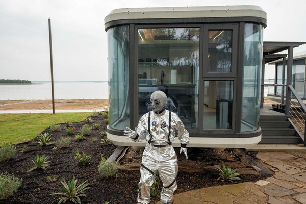 Futuristic Vessel Home Of Tomorrow - Runaway Bay, TX