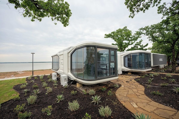 Futuristic Vessel Home Of Tomorrow - Runaway Bay, TX