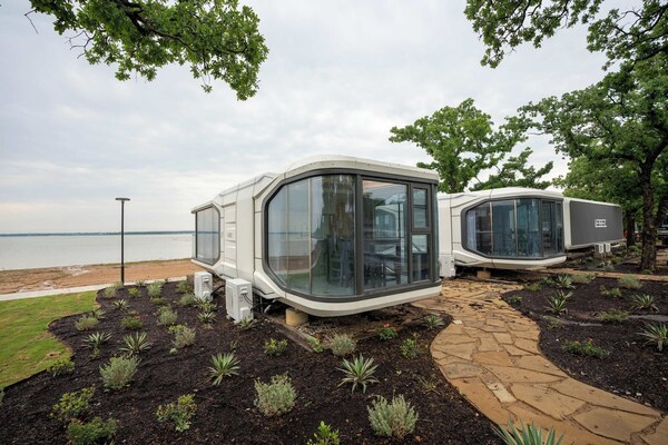 Futuristic Vessel Home Of Tomorrow - Runaway Bay, TX