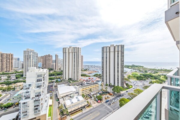 Renovated Ala Moana Studio Stunning Views - Honolulu