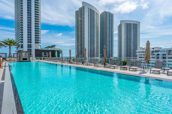 Stunning High-floor City View 1br Hyde Beach House - Sunny Isles Beach, FL