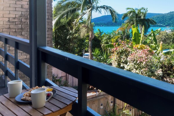 Perfectly Positioned 2-bed, 2-bath Home, Moments From Iconic Airlie Beach - Airlie Beach
